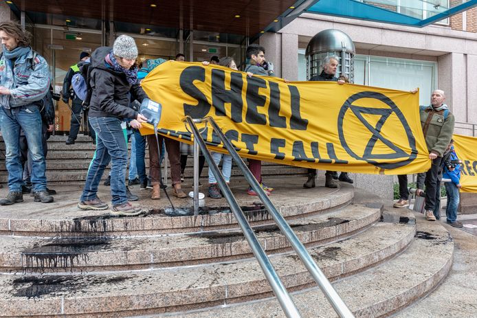 ‘Olie’ op trap hoofdkantoor Shell: voorwaardelijke geldboete | Den Haag ...