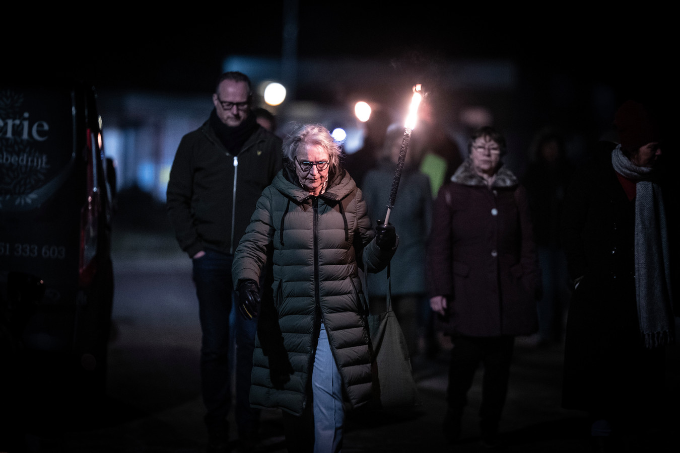 Stiltewandeling voor een betere toekomst bijgelicht met fakkels van ...