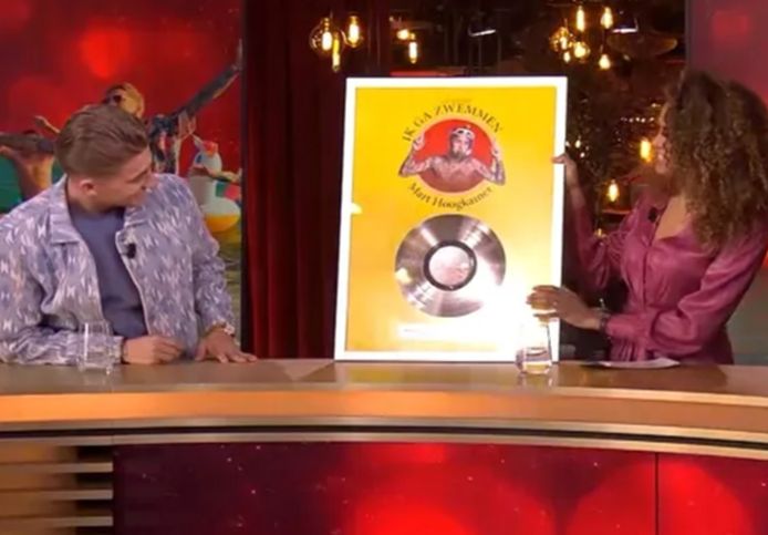 Mart Hoogkamer krijgt platina-award: "Daar ga ik een Bacardi'tje op drinken” | Muziek | hln.be