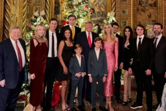 Familie Trump poseert voor kerstfoto. Melania is nergens te bespeuren ...
