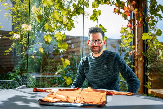 Steeds wanneer wielrenner Tom Leezer stapels nieuwe kleding uitpakte ...
