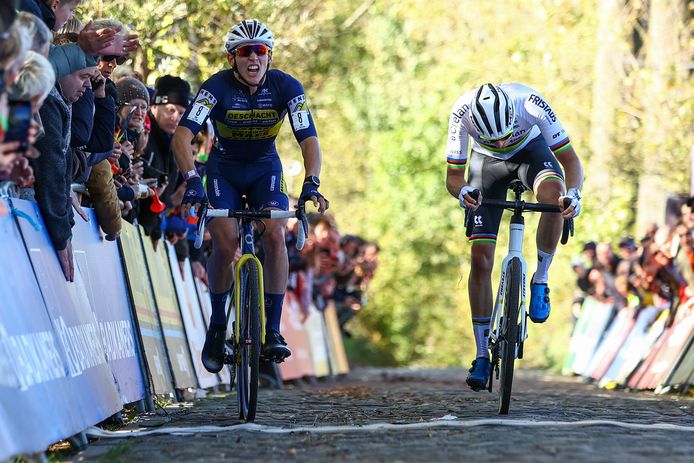 Dankzij machtige eindsprint graait Victor Van de Putte zege op ...