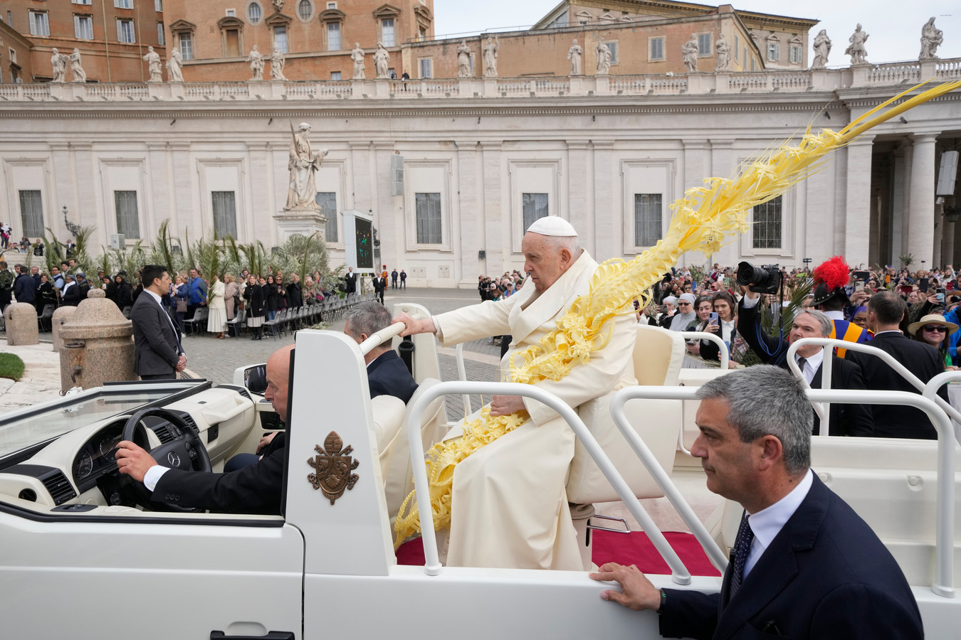 Duizenden gelovigen zien herstelde paus Franciscus de zondagmis leiden ...