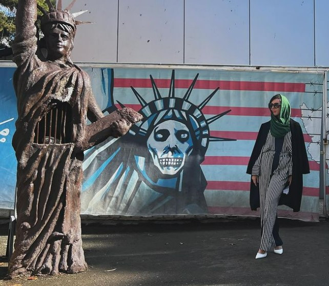 Amerikaanse pornoster zorgt voor controverse met bezoek aan Iran | Foto ...