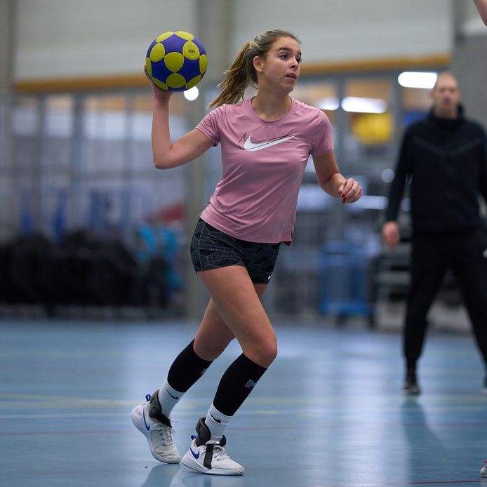 Tess Voshart heeft haar eigen korfbalcarrière; ‘De druk van mijn ...