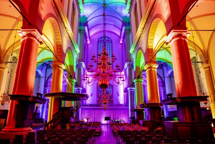Westerkerk in regenboogkleuren verlicht tijdens Pride | Amsterdam | AD.nl