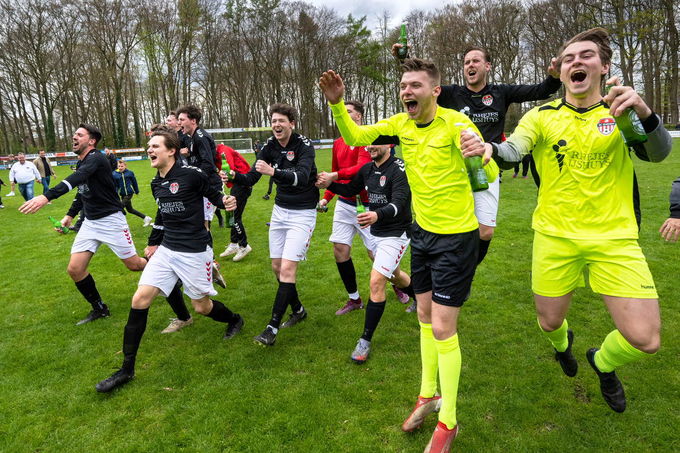 Kroon op het werk voor trainer John Farkas: SC Rheden pakt de titel en ...