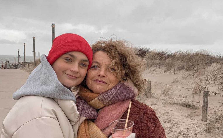 De 17-jarige dochter van Juliette (52) kreeg botkanker: “Ik ga haar ...