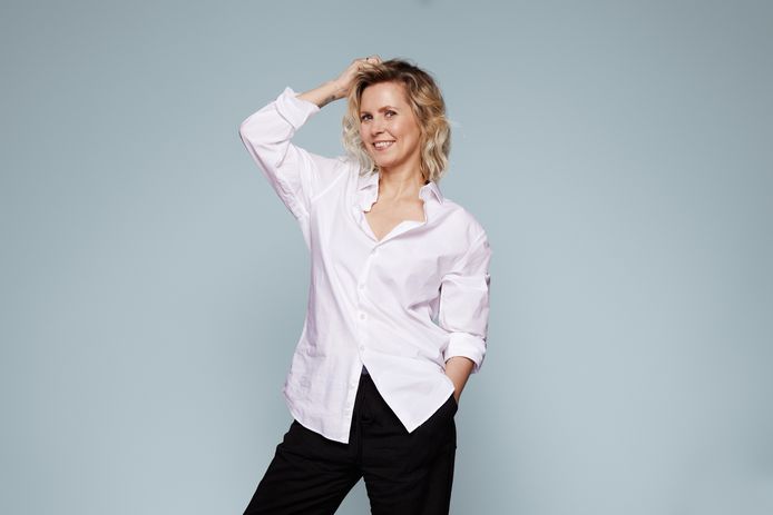 Musicalactrice Bettina Holwerda zat op haar 24ste tegen burn-out aan ...