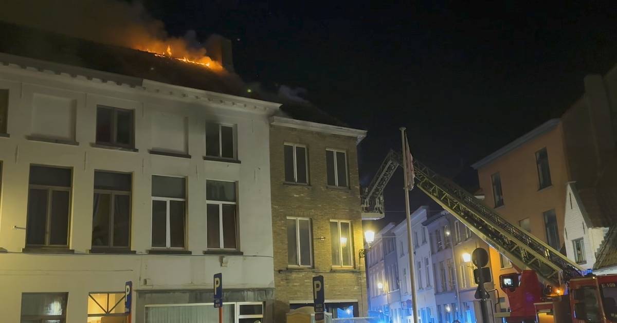 Uitslaande brand vernielt twee rijwoningen: Langestraat tijdlang ...