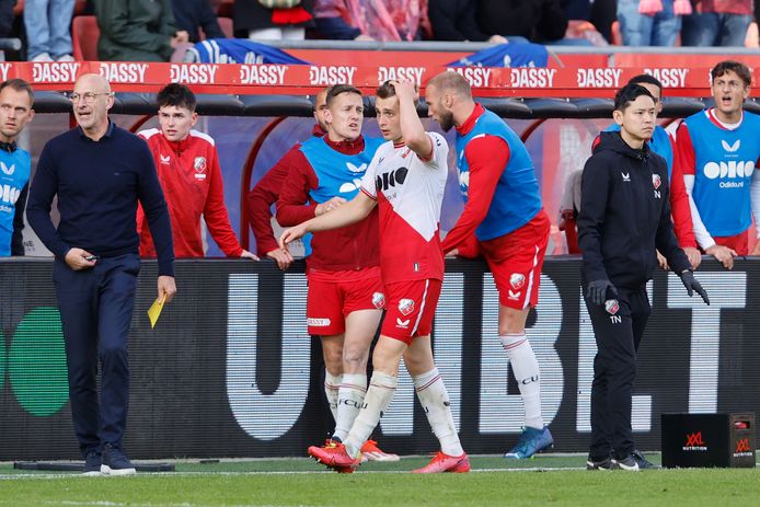 Oud-spelers FC Utrecht zijn het eens: door rode kaart en rellen loopt ...