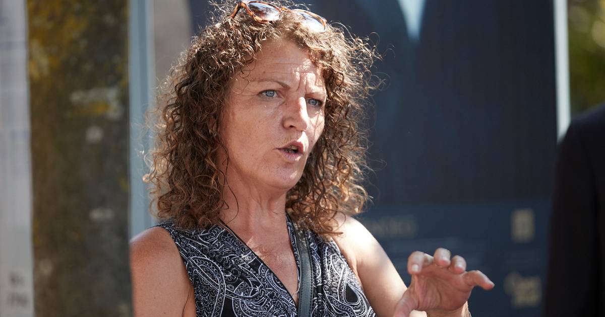 Vicky (54) werd jaren misbruikt, nu staat haar portret levensgroot in ...