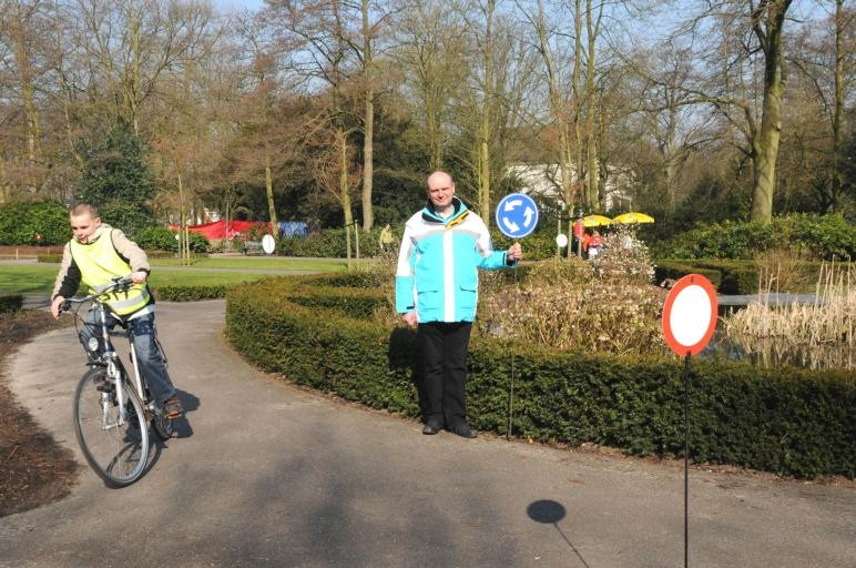Met verkeersborden zonder tekst is het anders | Foto | AD.nl