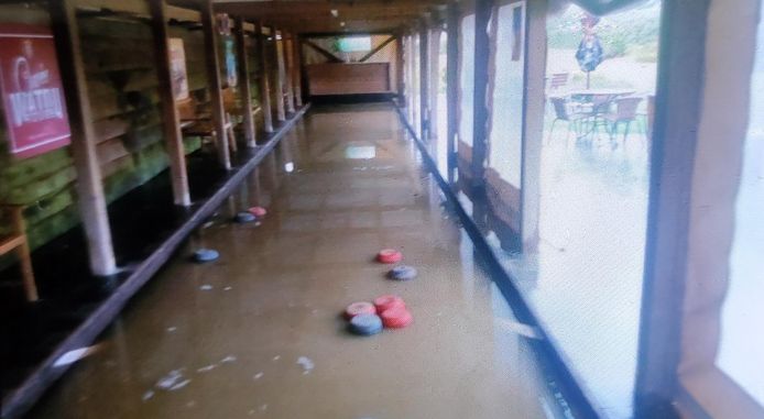 Wateroverlast treft café De Nieuwen Appel: “Het water spoot ineens uit ...
