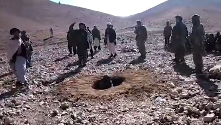 Omstanders filmen steniging jonge vrouw in Afghanistan | De Volkskrant