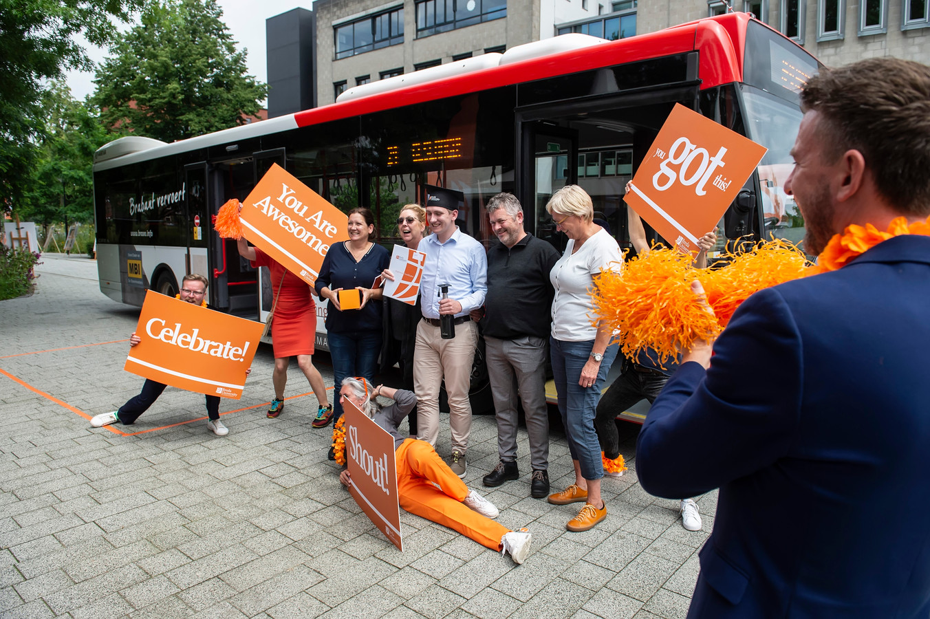 Met stadsbus door BUas-drive thru: Arriva-chauffeur Mark pikt zijn ...