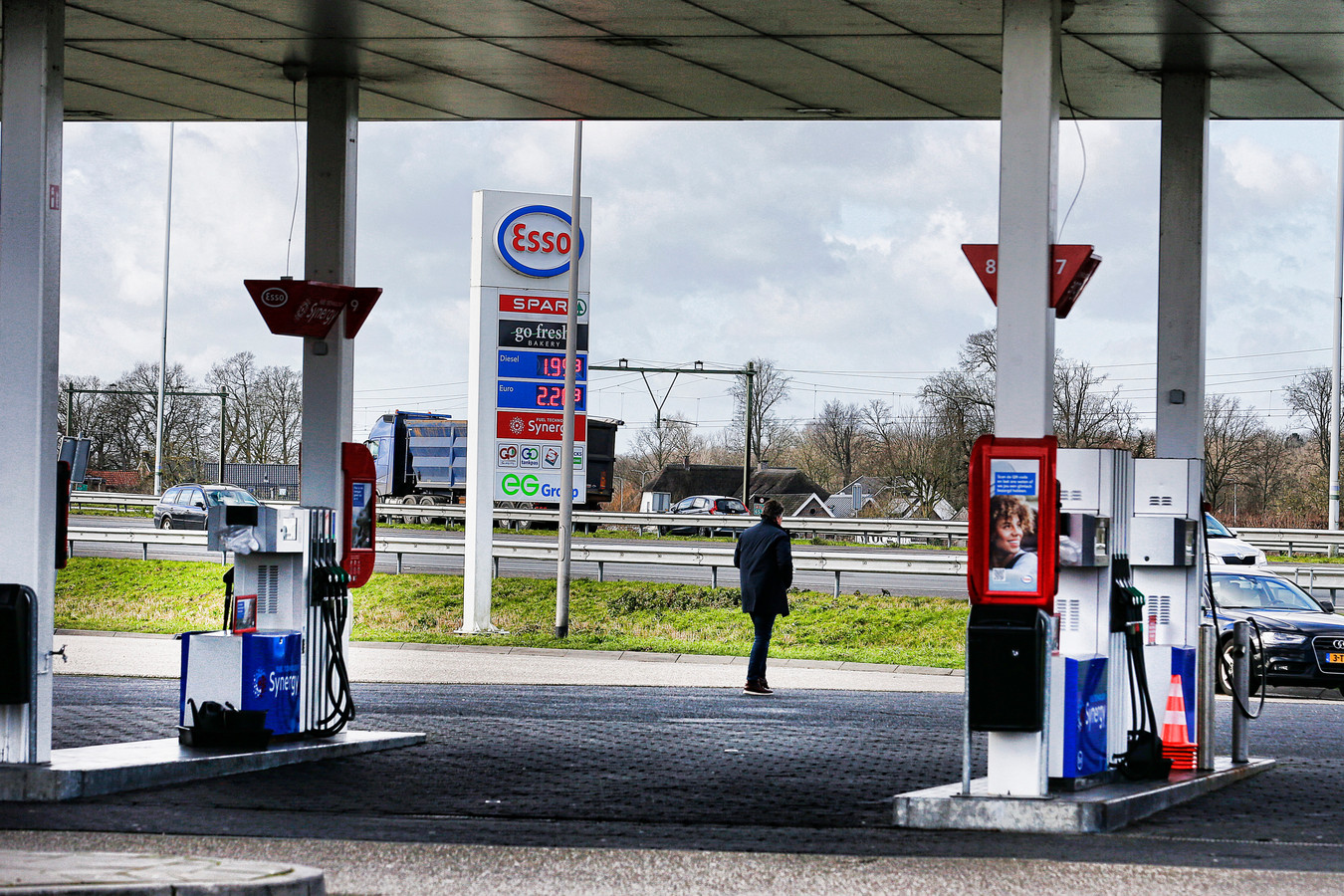 Nergens is de benzine zo duur als bij dit tankstation, en tóch is het ...