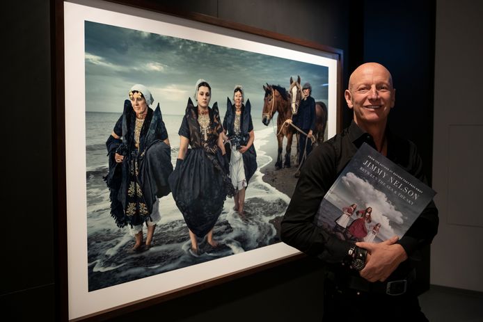Beroemde fotograaf Jimmy Nelson exposeert over klederdracht in Axel: ‘In Zeeland had ik meeste ...