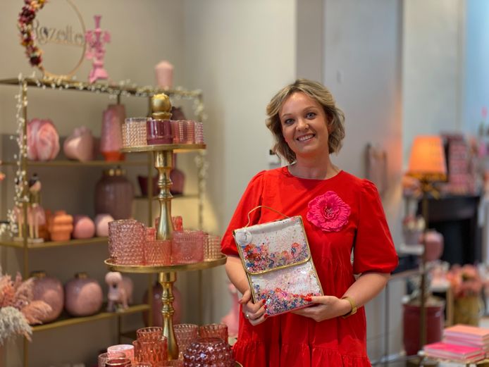 Winkel met enkel roze spullen viert eenjarig bestaan: “Gratis roze ...