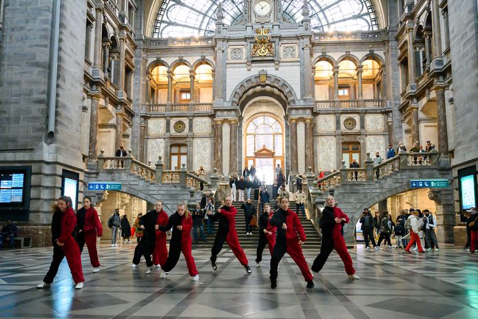Dansstudio uit Schelle verovert Antwerpen met flashmobs | Antwerpen ...