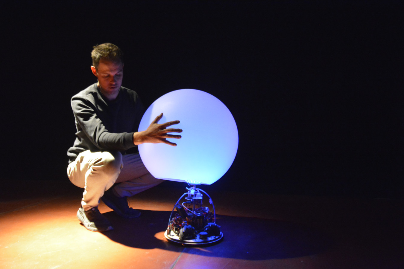 Theatergezelschap zet robot op podium: ‘De mensen vergeten dat ze niet ...