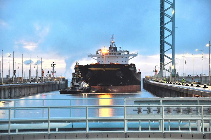 Het eerste schip wacht al in de Nieuwe Sluis tot de koningen het sein ...