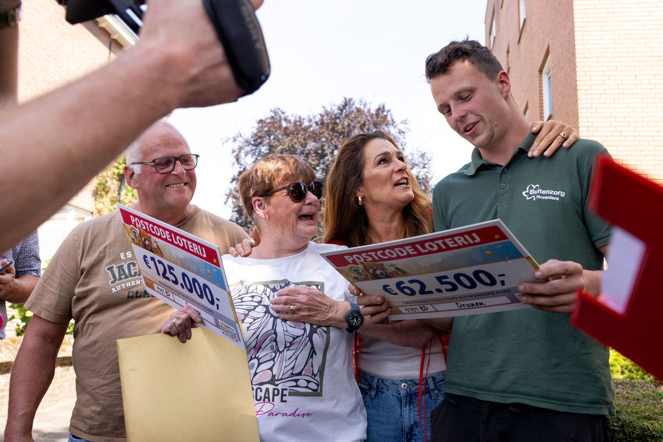 Na telefoontje van z’n ouders laat Nik meteen z’n schoffel vallen ...