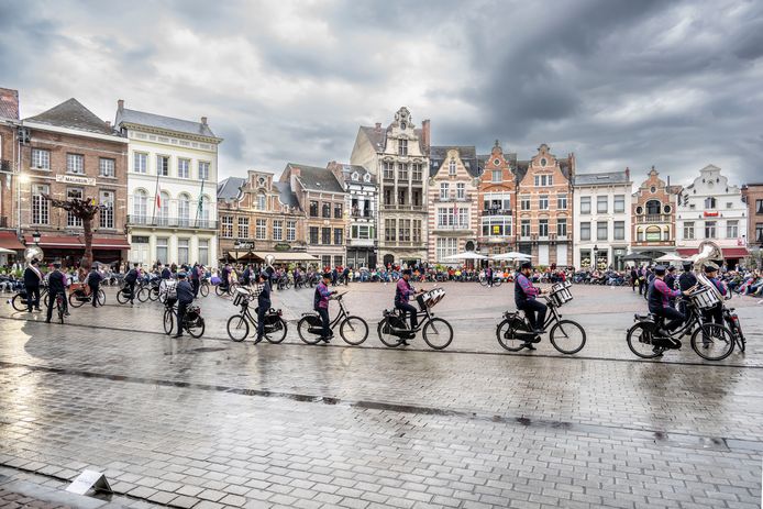 IN BEELD. Grote Markt decor van taptoe met verschillende showkorpsen ...