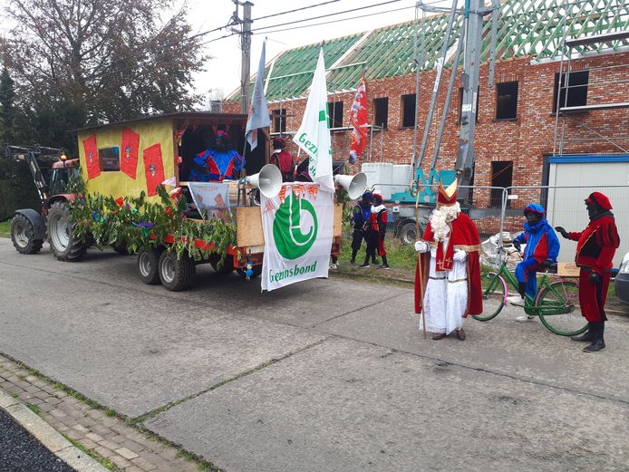 Sint-Maarten en zijn gevolg verrassen 230 kinderen van gezinsbond ...