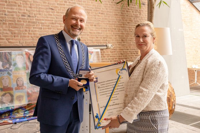 Gouden erepenning maakt feest compleet voor jubilerend ‘Carmel ...