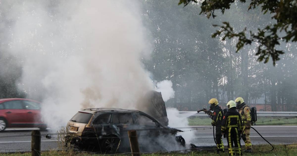 Auto in lichterlaaie op A1 tussen Rijssen en knooppunt Azelo | Almelo | AD.nl