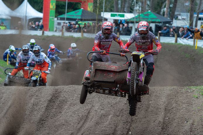 Eindelijk is Holtenaar Rietman met zijn stuurman Keuben de machine baas ...