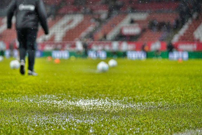 Zijn de eredivisie-velden bestand tegen al die regen en kou? ‘Het ...