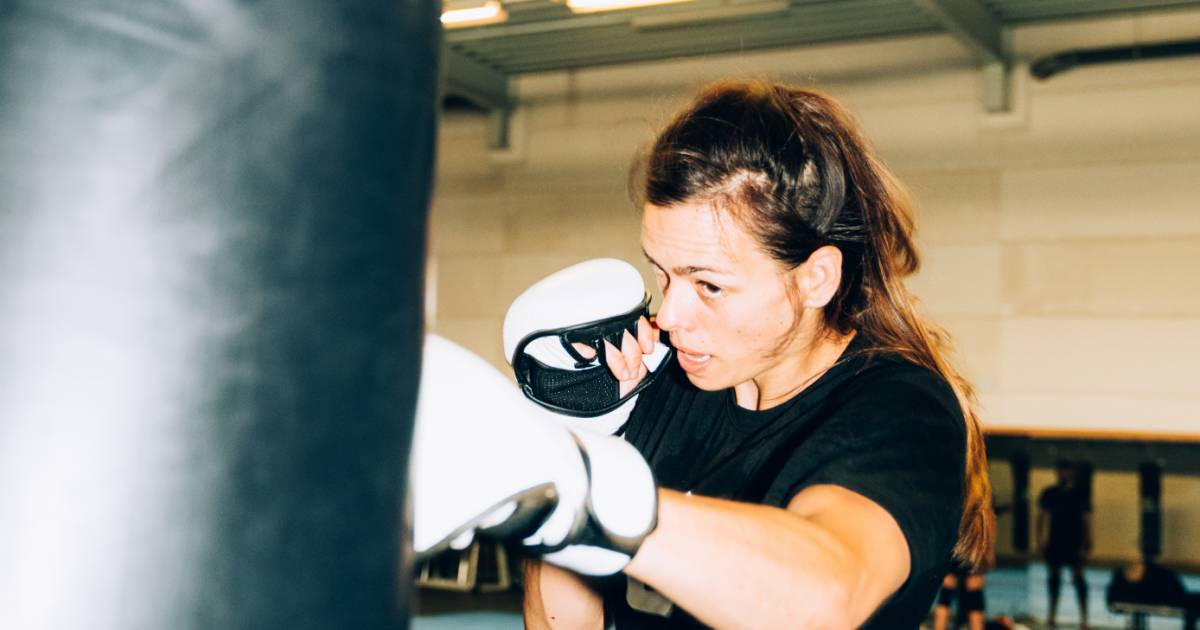 Mechel Goessens (31) leeft voor de loodzware vechtsport MMA. “Ik wou dat meer vrouwen dit ...