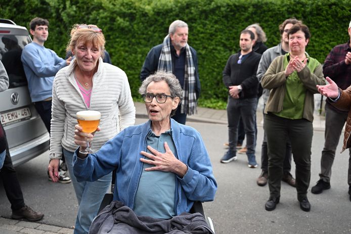 Veel aanwezigen op afscheidsdrink voor terminale cafébaas Eric (58 ...