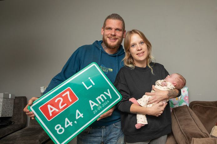Sandra rijdt met verloskundige naar het ziekenhuis, als na één wee ...