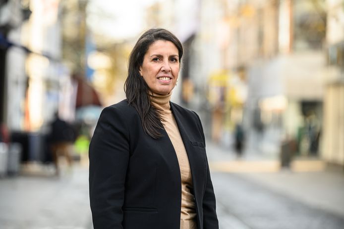 Zohra Othman, ex-figure du PTB à Anvers, rejoint Groen | Belgique ...