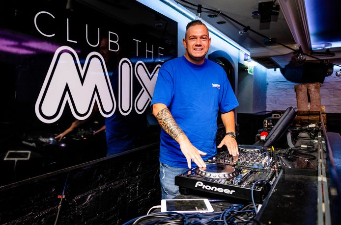 Doordeweeks werkt Brian (31) in de haven, in het weekend draait hij als ...