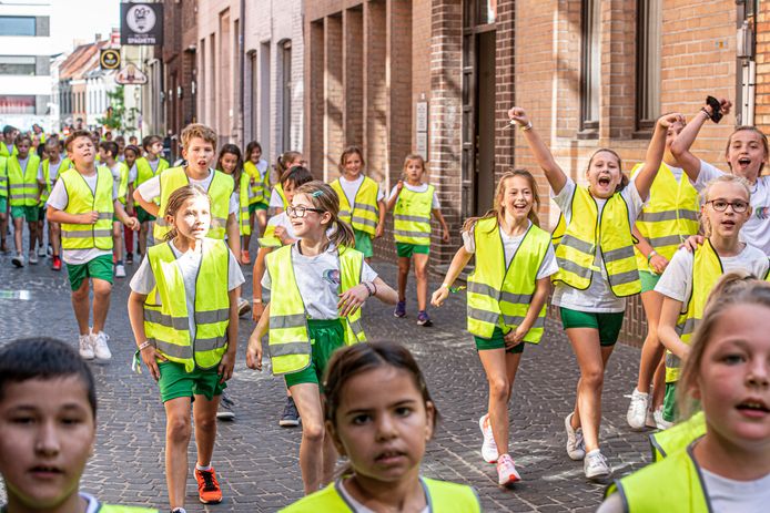 300 kinderen van drie Arkorumscholen ‘strappen’ samen door de stad ...