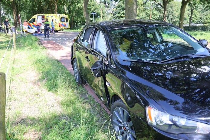 Motor knalt tegen zijkant auto aan op Graafsedijk in Beers | 112 nieuws ...