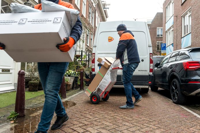 Postbezorgers PostNL krijgen er 6,5 procent salaris bij | Apeldoorn ...