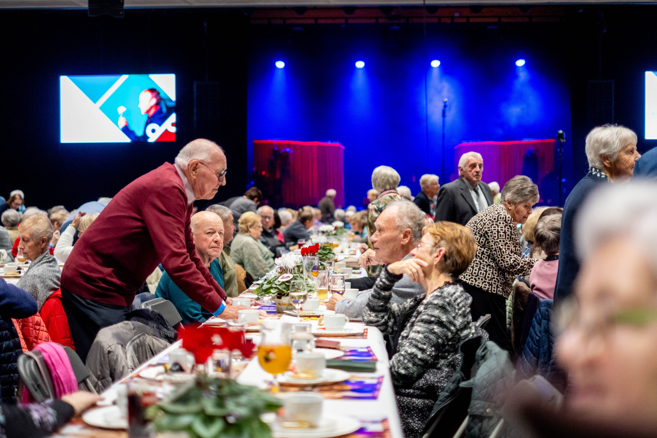 900 senioren gaan uit de bol op het jaarlijkse Seniorenfeest in Puurs ...