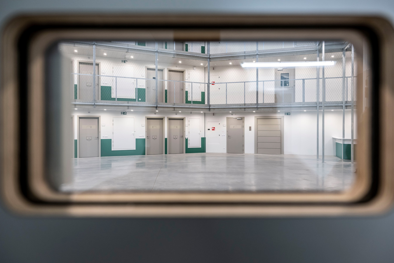 BINNENKIJKER. 680 camera’s, geen tralies aan celramen en... veel plaats ...