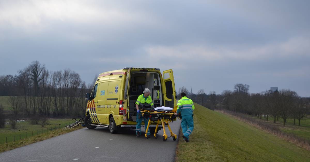 Wielrenner valt van Waaldijk bij Bemmel | Lingewaard | gelderlander.nl