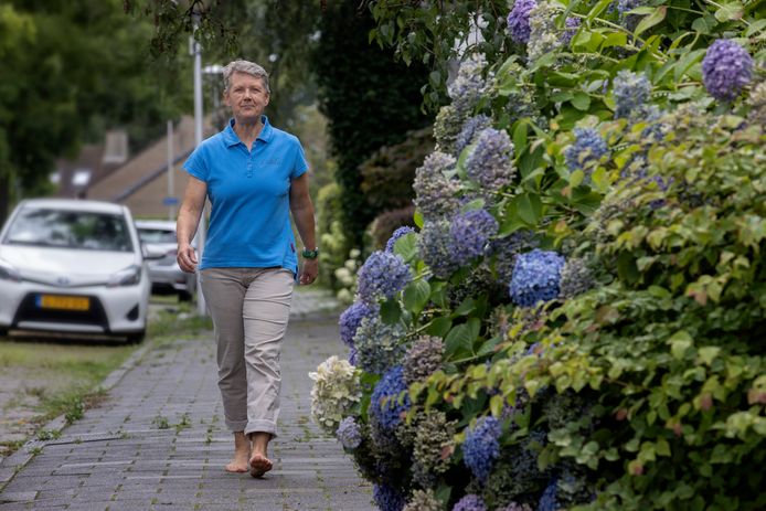 Linda wandelt op blote voeten: ‘Geen schoen is de beste schoen ...