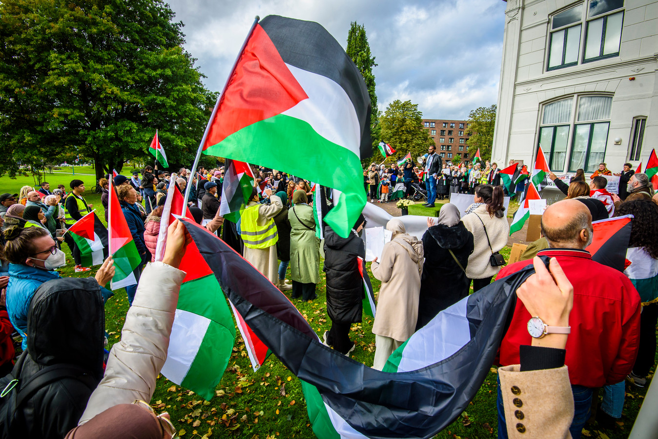 Terwijl haar Palestijnse familie in angst zit, spreekt Amal (18) in ...