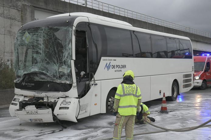 Buschauffeur gewond na ongeval op E19: anderhalf uur file naar ...