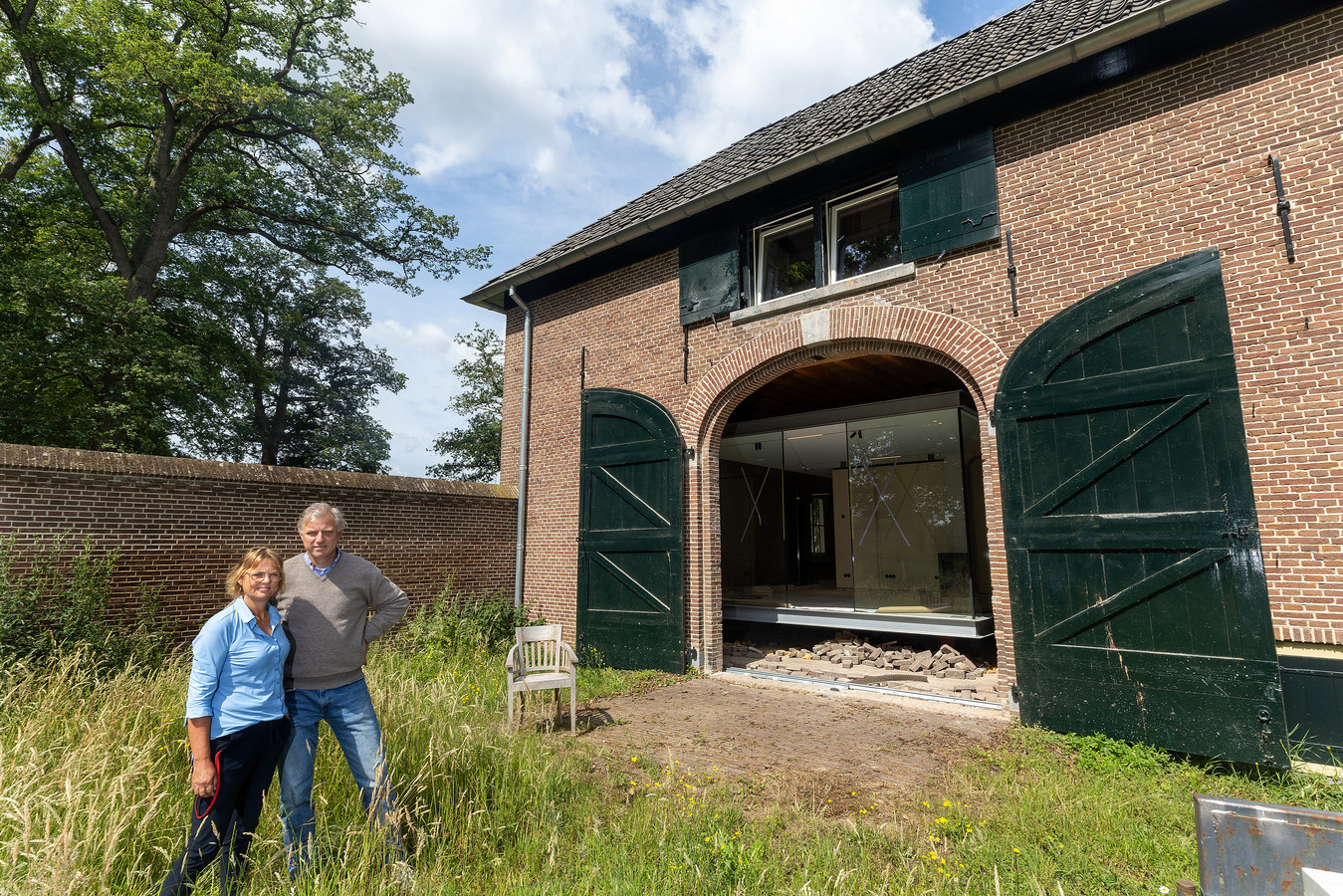 Bart en Alma bouwen ‘zwevende doos’ ín monumentale schuur waar ze gaan ...