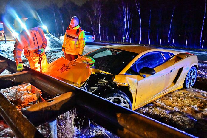 Dure Lamborghini rijdt tegen vangrail, motorkap met kerstrendier zwaar ...
