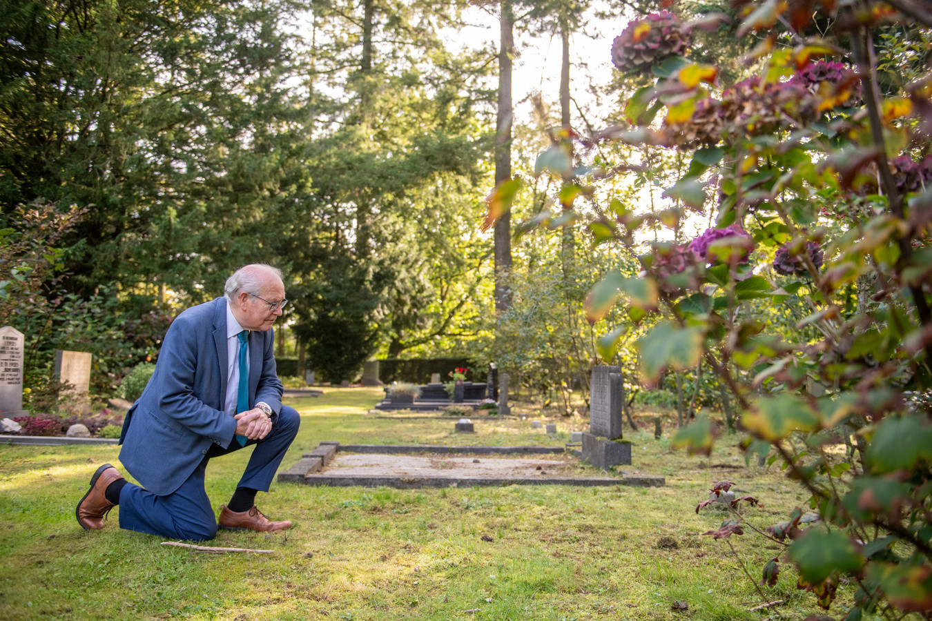 Henk (79) uit Almelo ontdekt na halve eeuw graf van overleden broertje ...